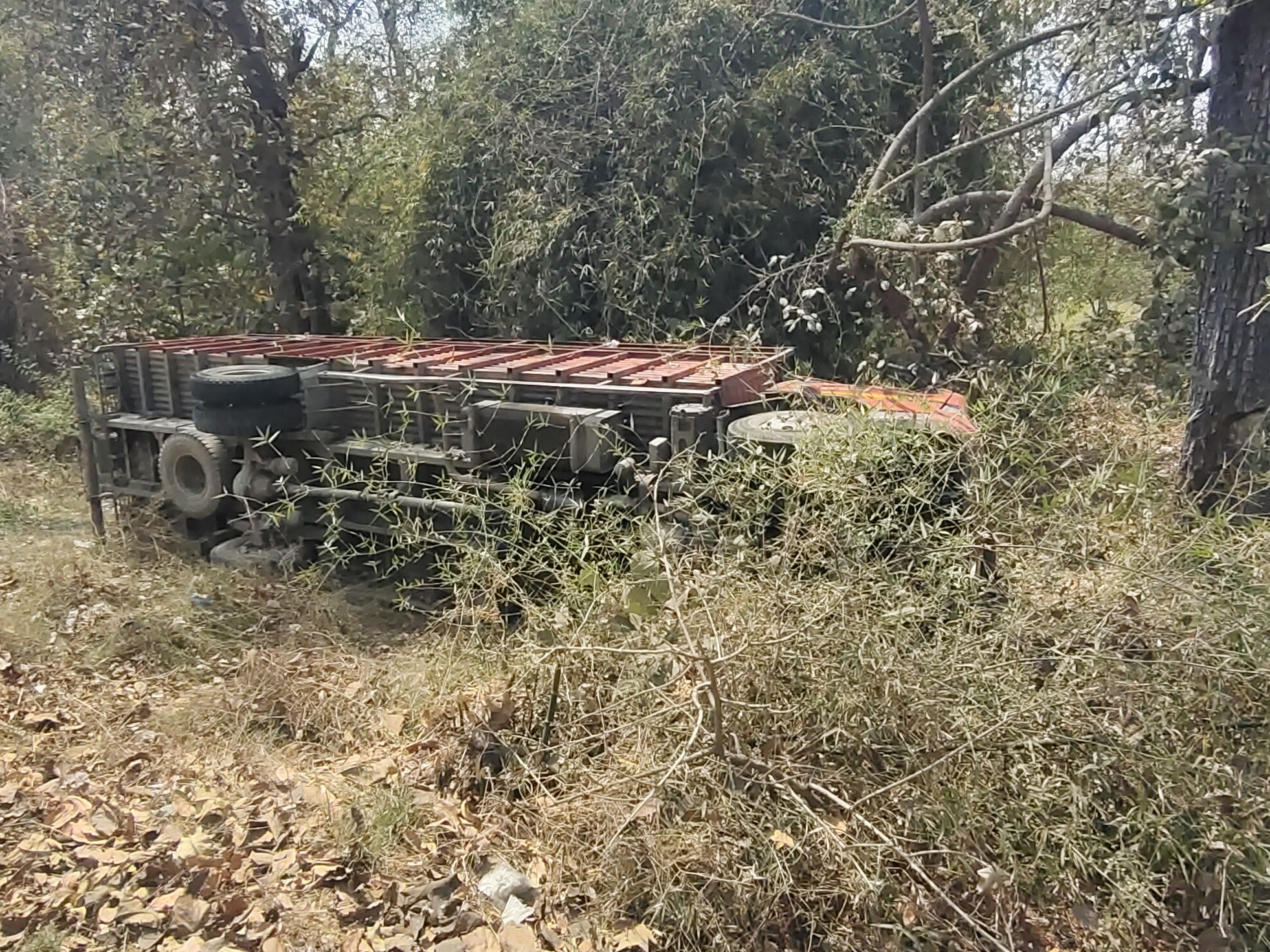 Mahuva-Anaval Highway Accident: Vehicle Overturns Near Vavhal