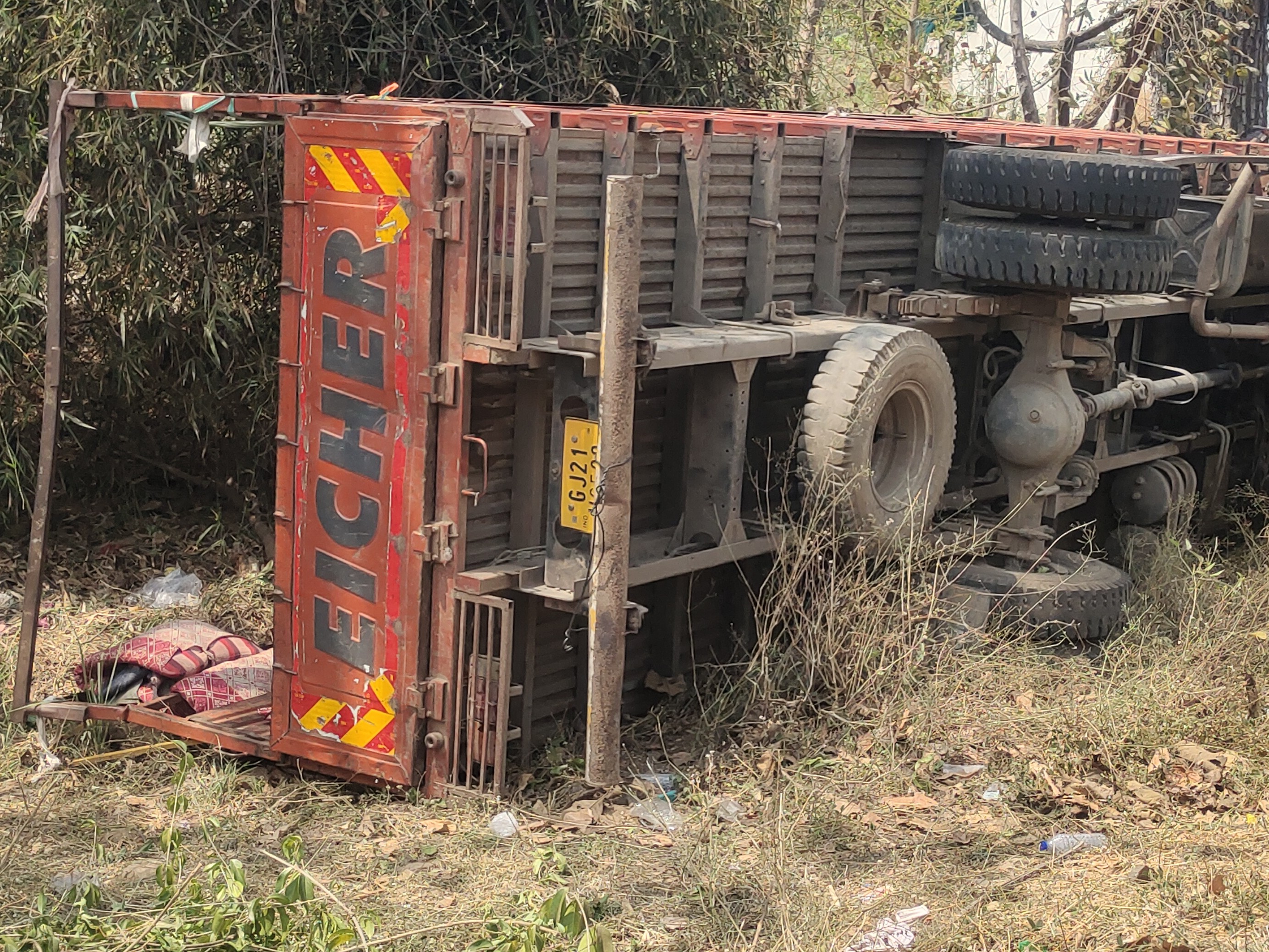 Mahuva-Anaval Highway Accident: Vehicle Overturns Near Vavhal
