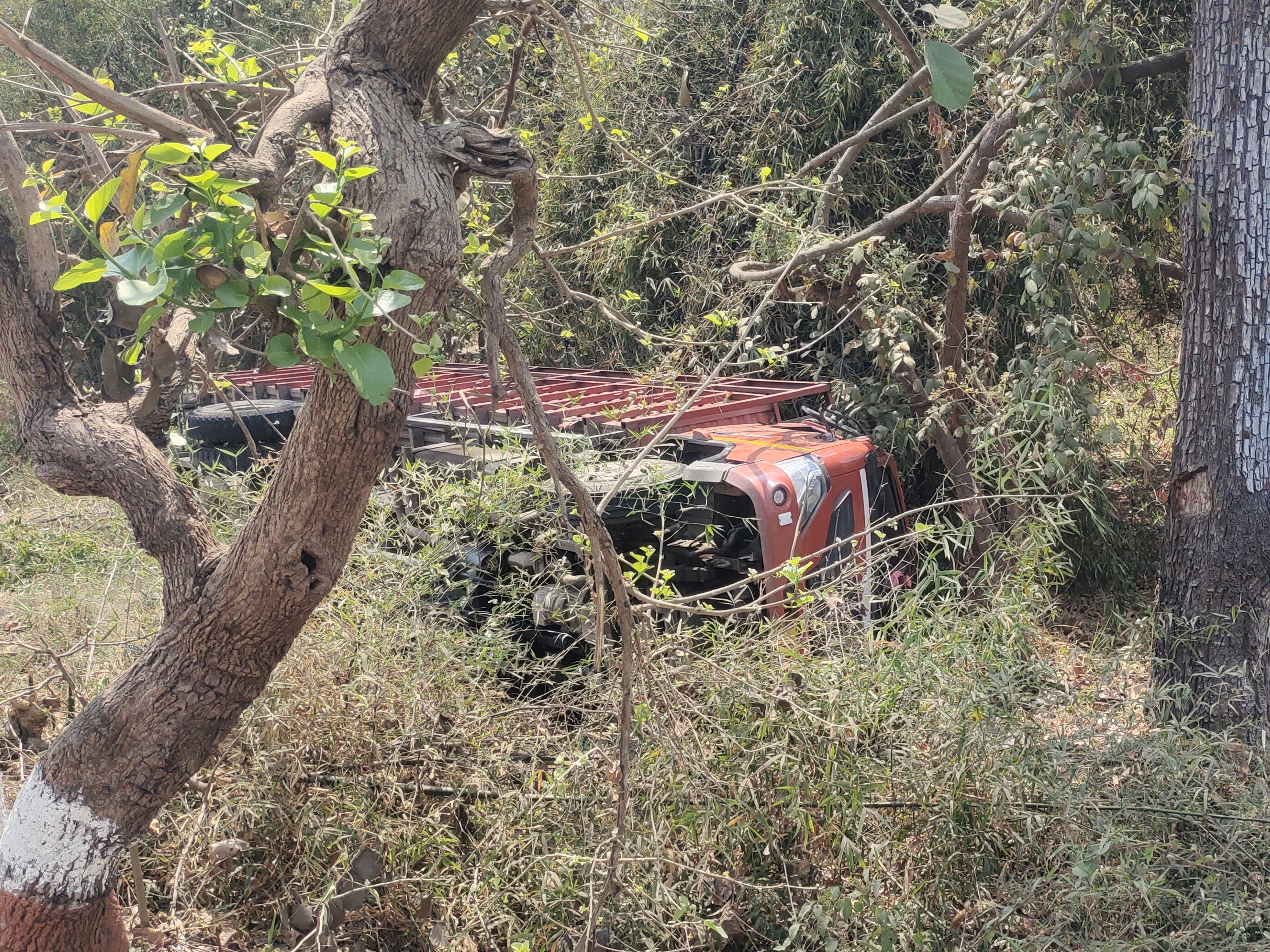 Mahuva-Anaval Highway Accident: Vehicle Overturns Near Vavhal