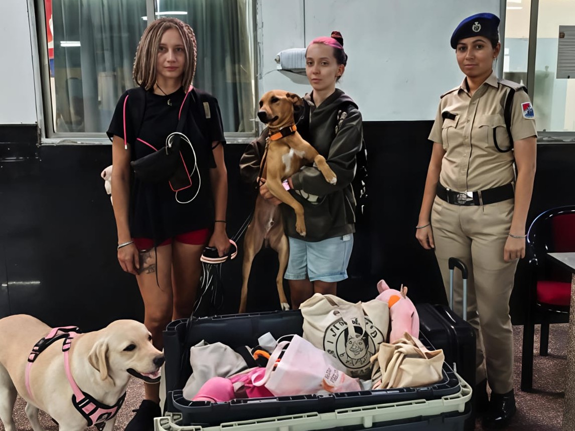 RPF Vadodara Returns Russian Womans Rs 3.60 Lakh Luggage | Operation Amanat