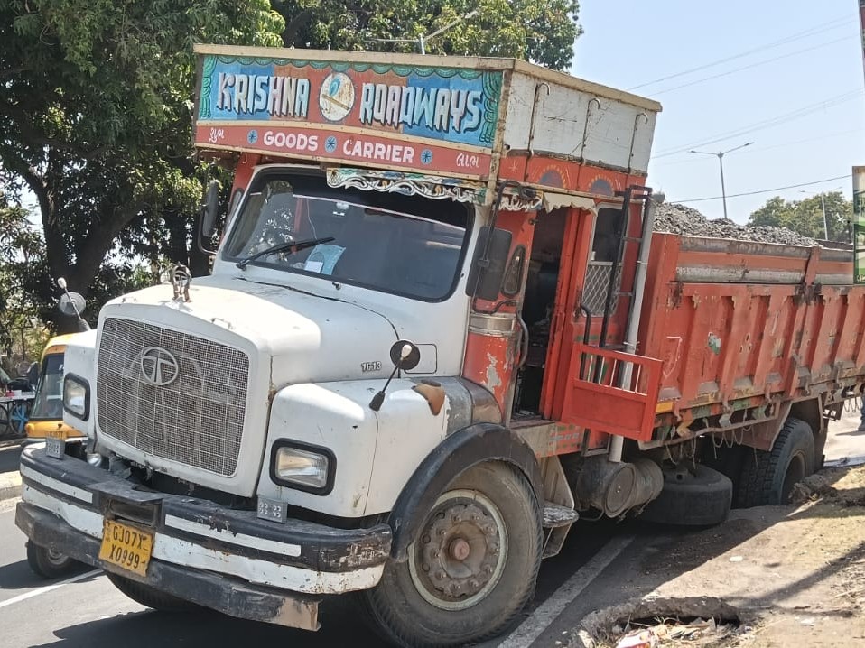 Umreth-Dakor Road Accident Near MGVCL Office; Tyre Stuck in Gutter Box