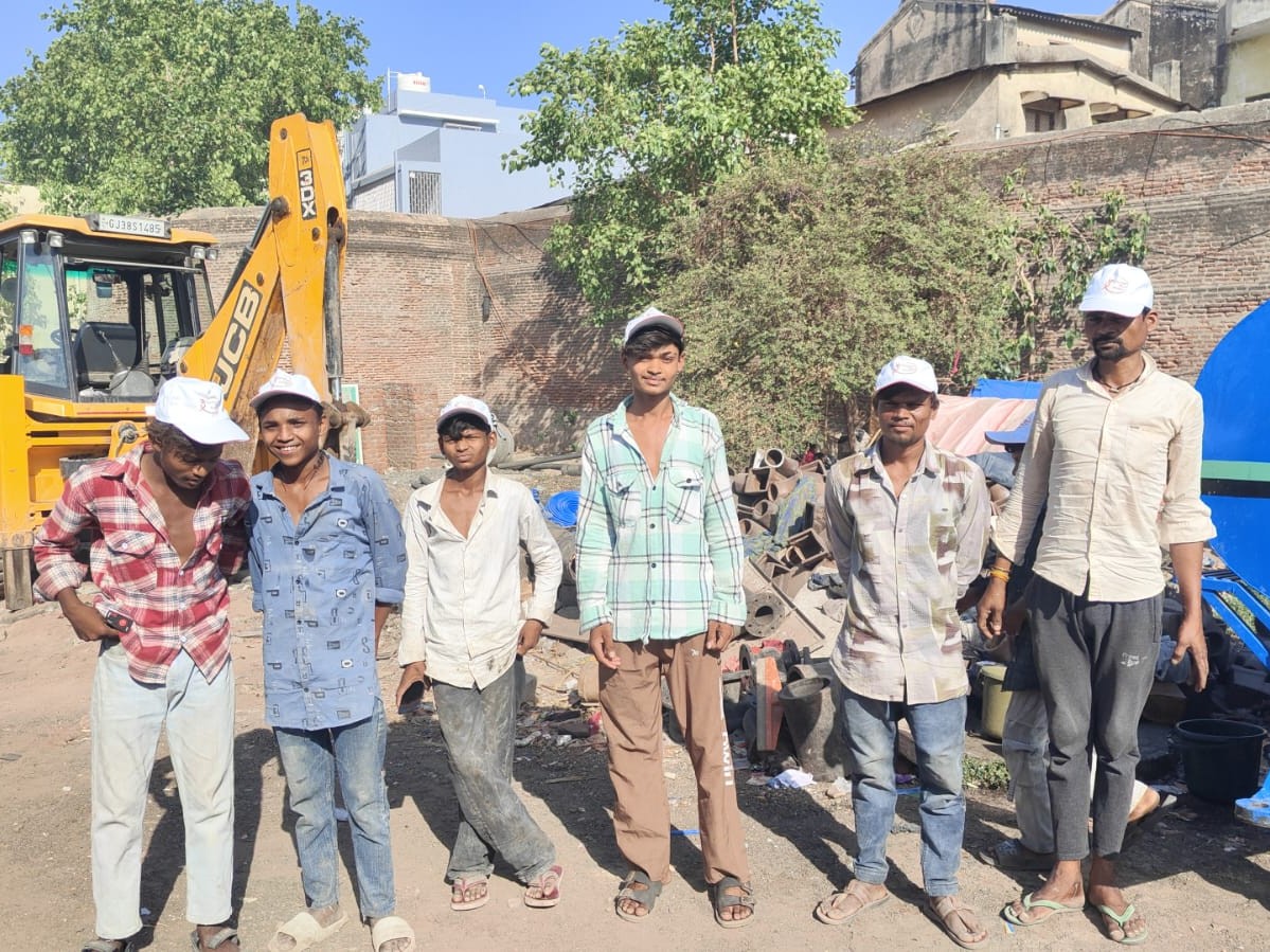 Maruti Technoproject & Higher Ghen Hope Foundation Distribute Chappals ...