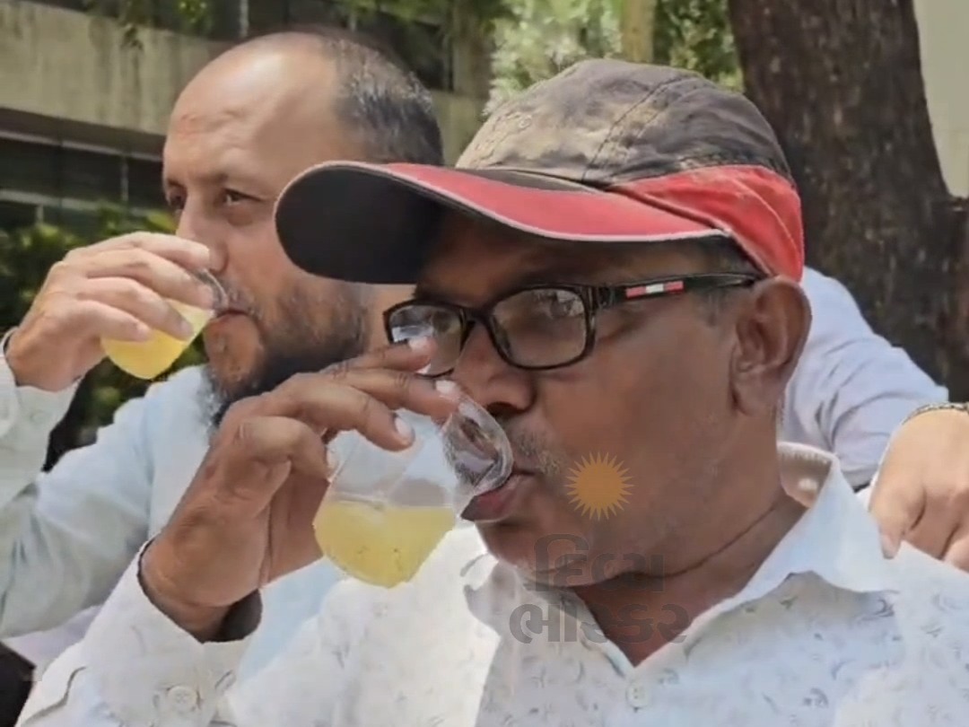 Godhra Court Lawyers Distribute Mango Pulp for Heat Relief