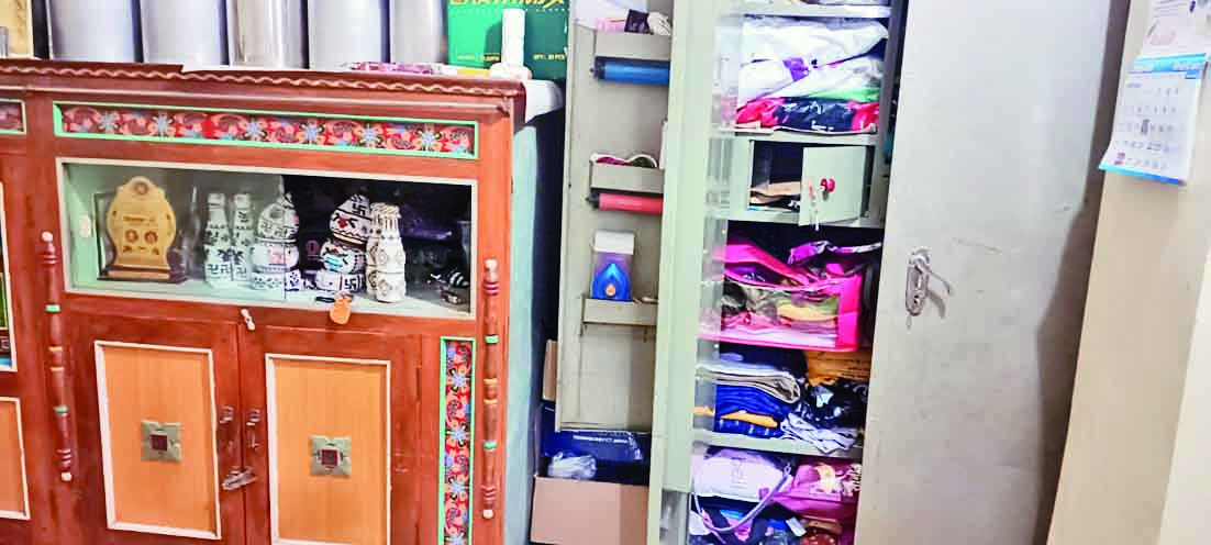 Smugglers broke into a safe and stole jewelry including 2 rings and a ...