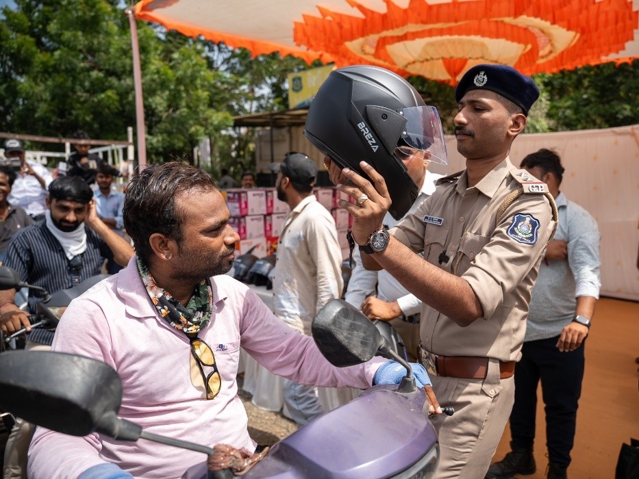 East Kutch Traffic Police Distributes Helmets for Road Safety Awareness