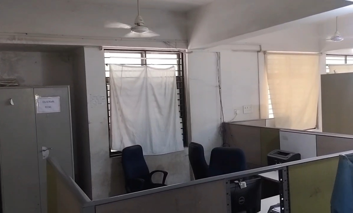 Junagadh RTO Office Lacks Discipline; Applicants Face Heat | Officials ...