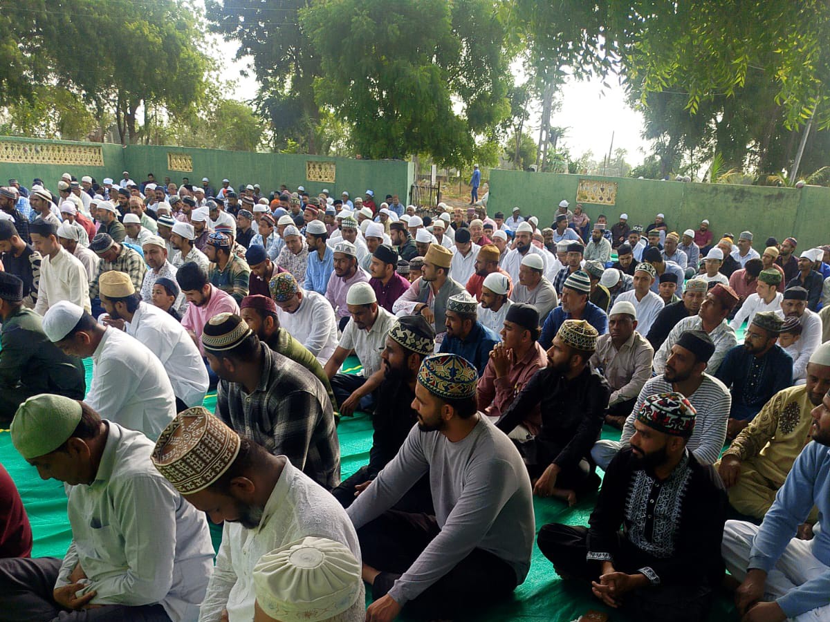 Bayad Eid-ul-Azha Namaz; Thousands Celebrate Bakri Eid