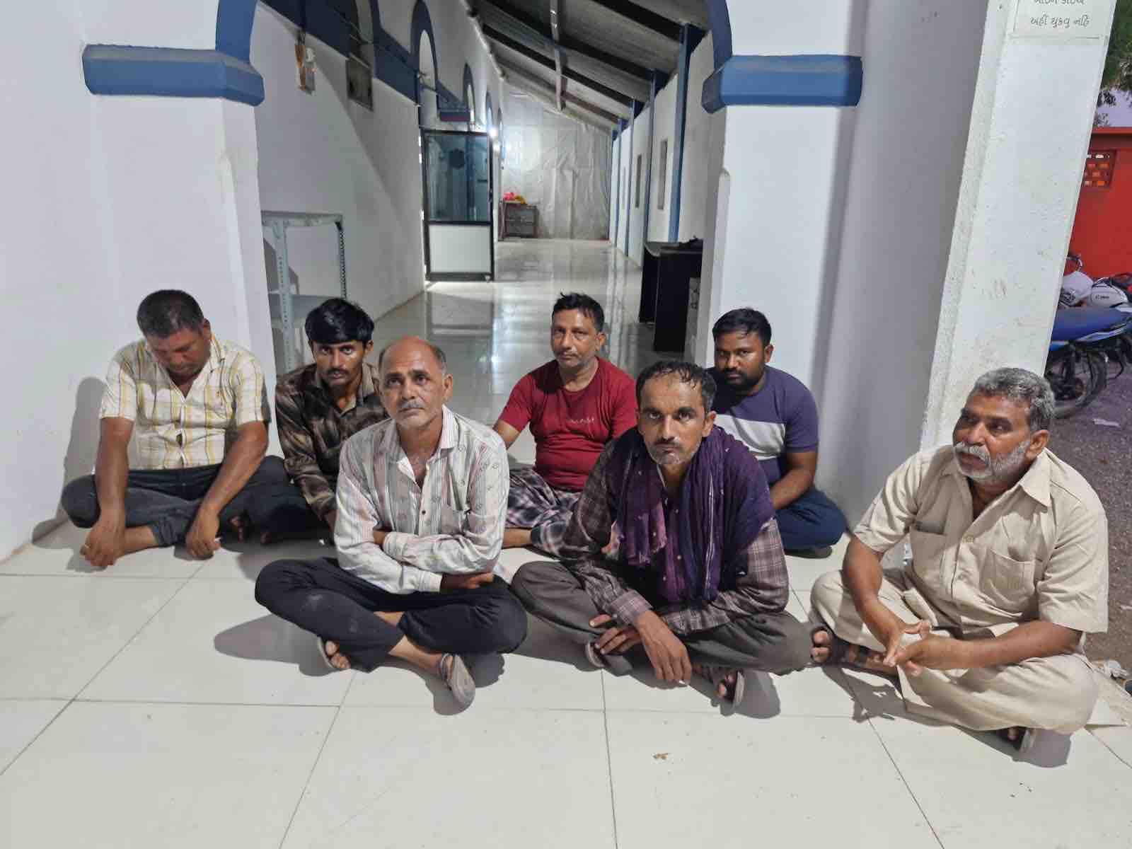 Rajkot LCB Busts Gambling Den in Vadali Village; 7 Nabbed