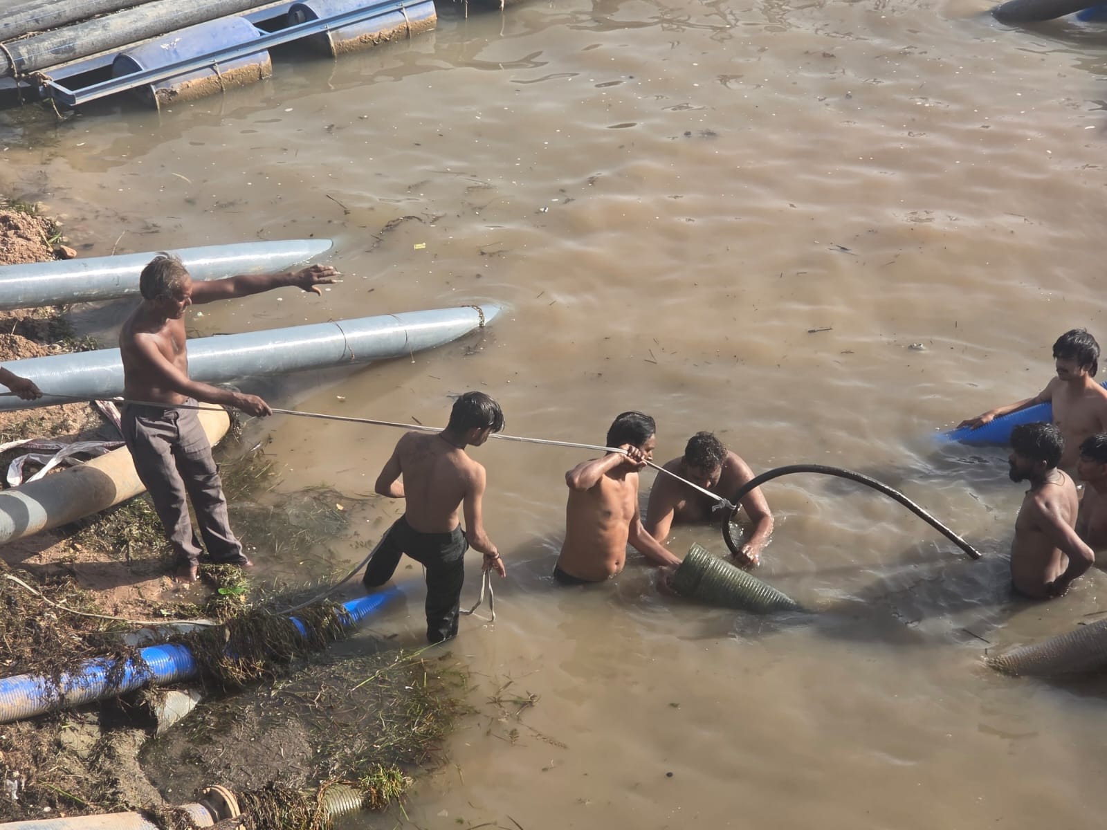 Bhavnagar Municipality Divers Move Water Intake Container in 3 Hours