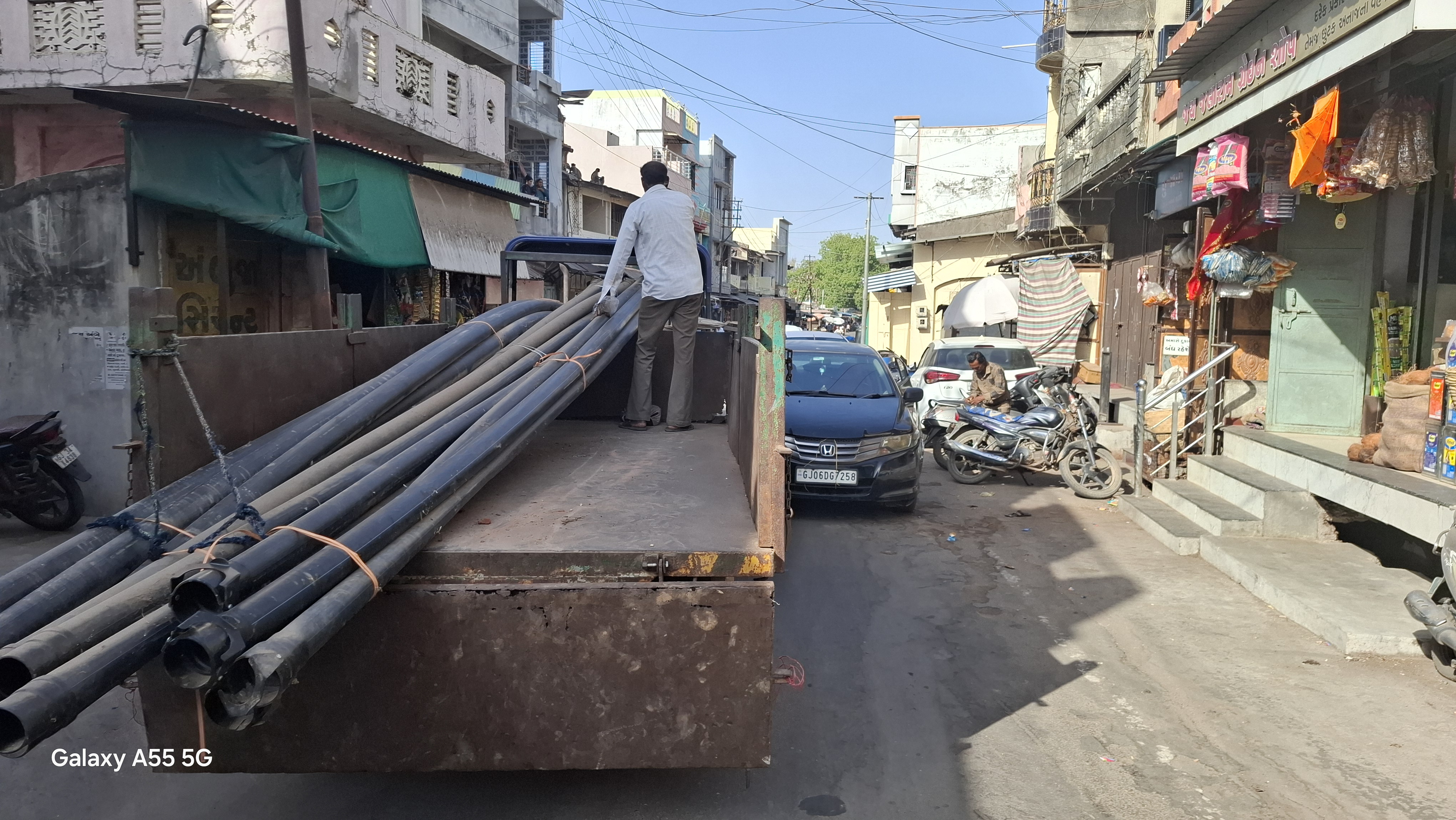Serious traffic problem due to indiscriminate parking in Sankheda's ...
