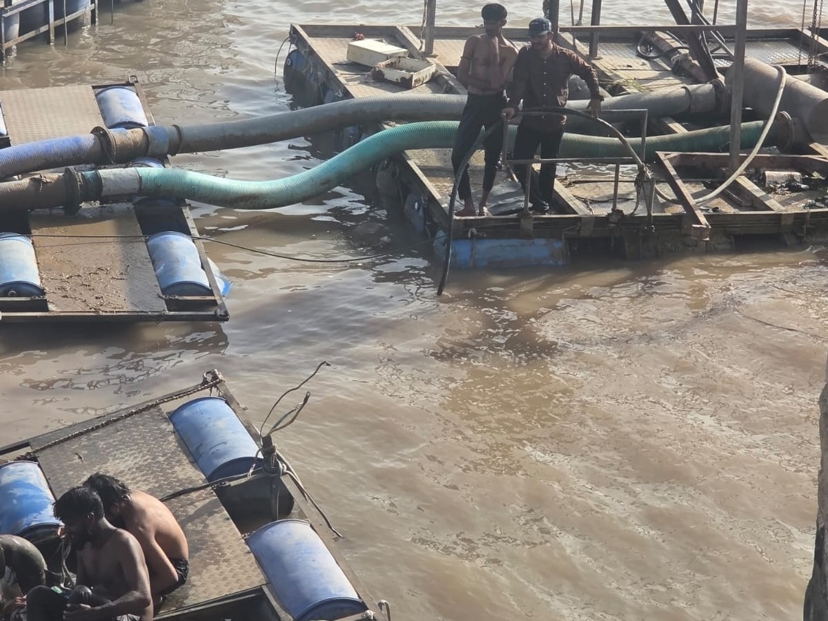 Bhavnagar Municipality Divers Move Water Intake Container in 3 Hours
