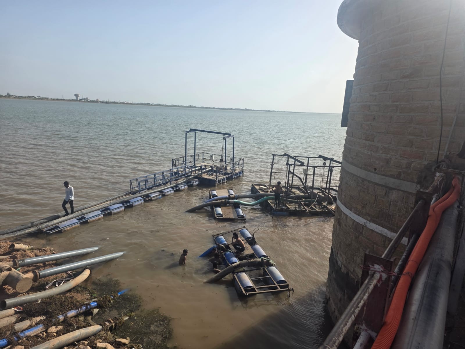 Bhavnagar Municipality Divers Move Water Intake Container in 3 Hours
