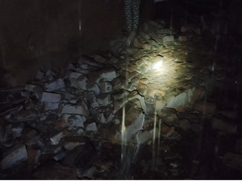 Heavy Wind-Rain Damage In Jeetpur; Livestock Saved | Wall Collapses