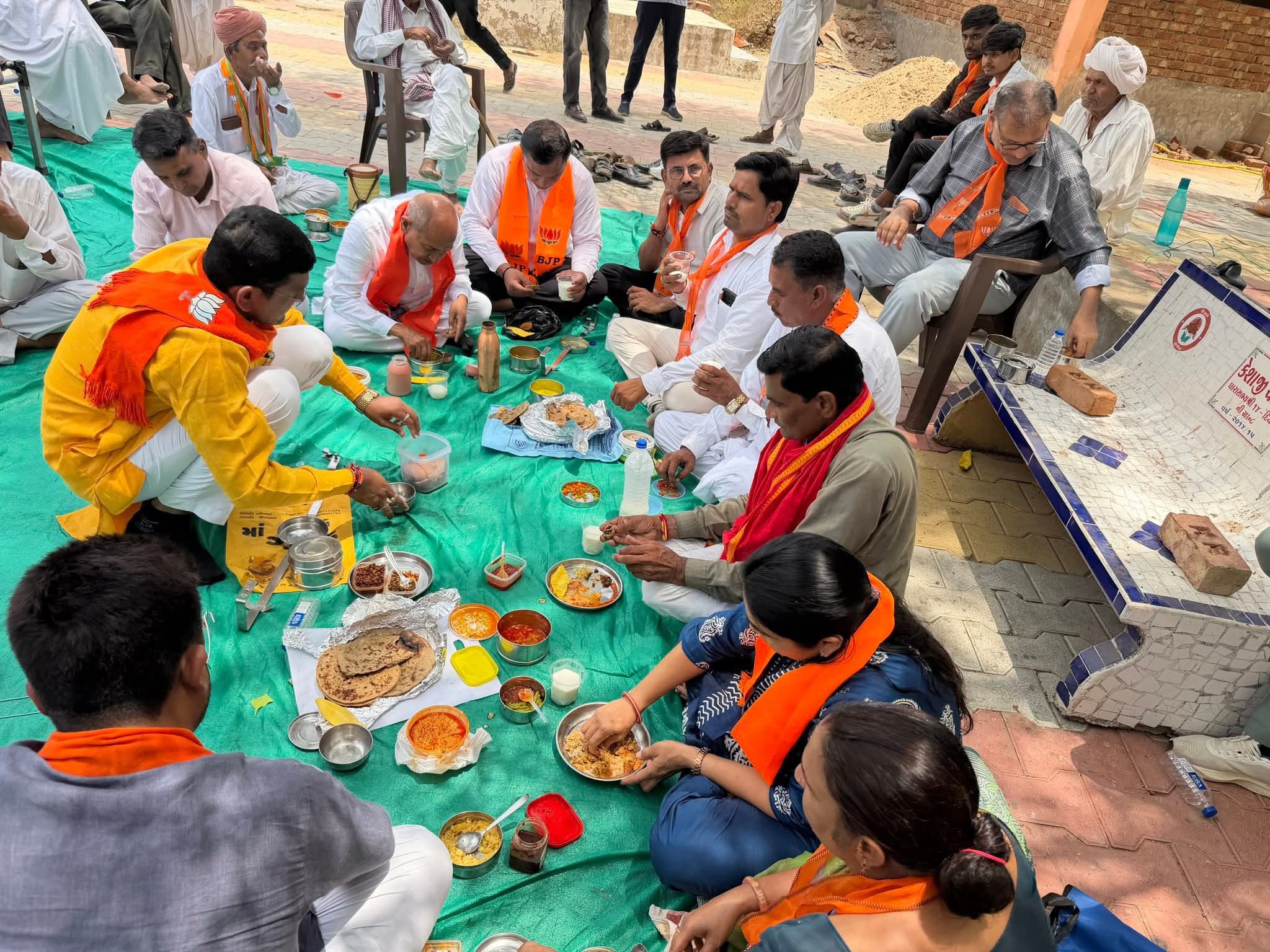 BJP Dist President Nareshbhai Thakor at Delvada Ashram Meeting