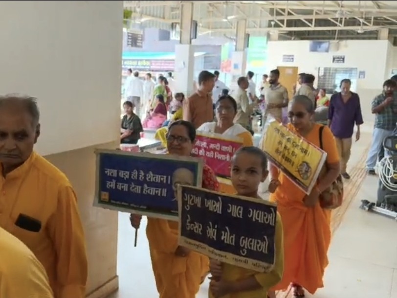Godhra Anti-Tobacco Drive; Gayatri Parivar Awareness at Bus Stand