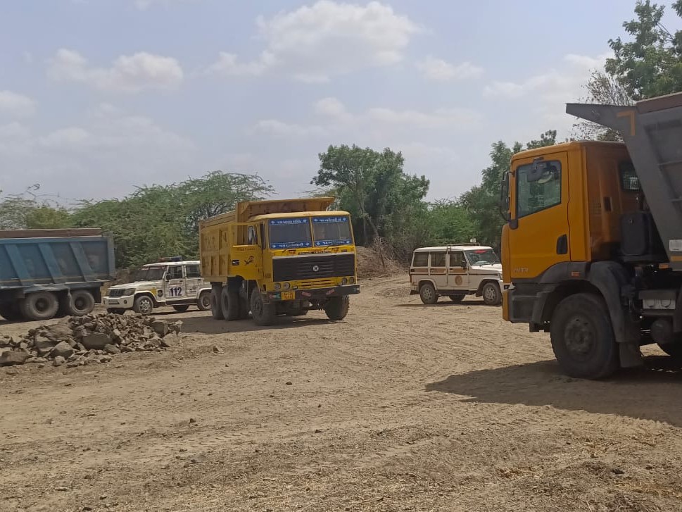 Sayla Police Seize ₹1.85 Cr Illegal Mining Haul in Sudamda