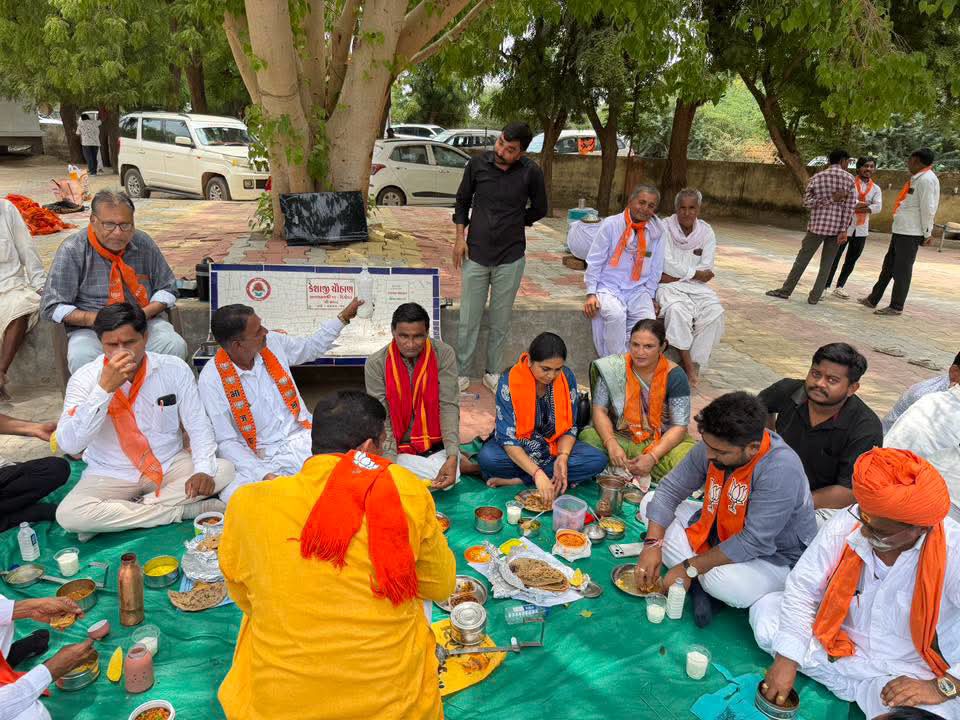 BJP Dist President Nareshbhai Thakor at Delvada Ashram Meeting