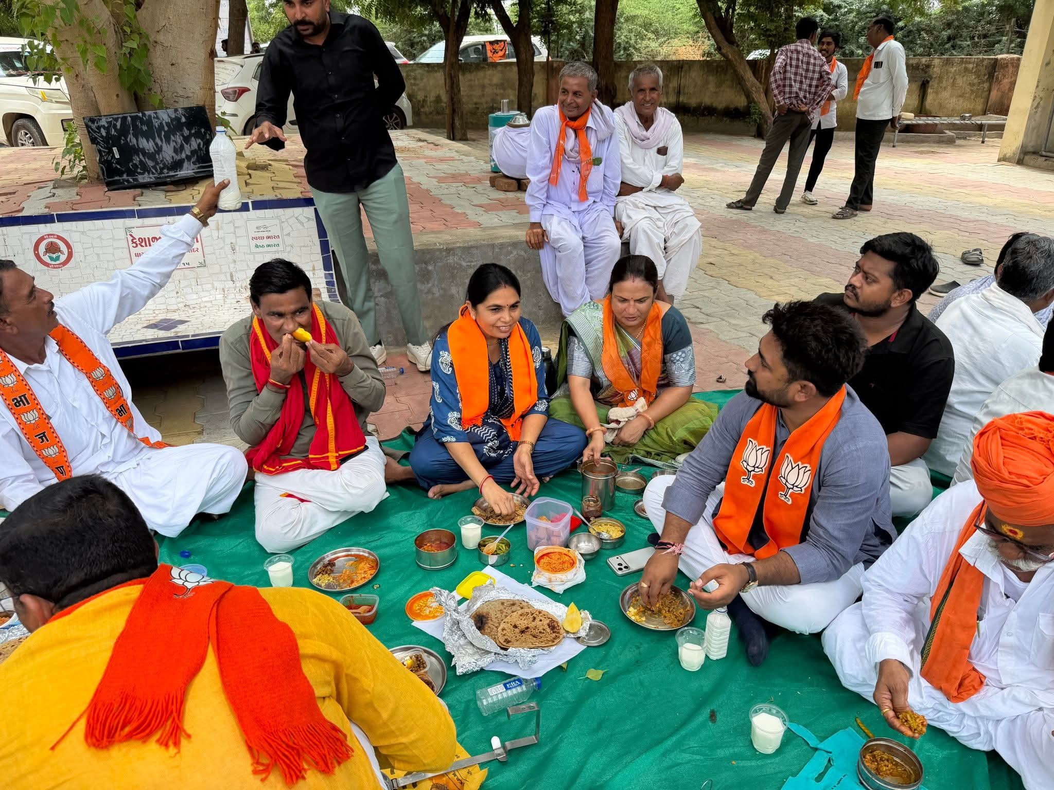 BJP Dist President Nareshbhai Thakor at Delvada Ashram Meeting