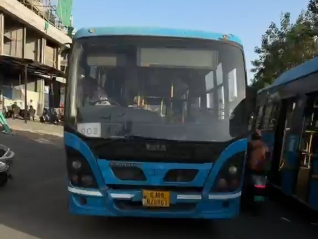 Varachha BRTS Bus Wrong Side; Citizen Challenges Driver | Surat News