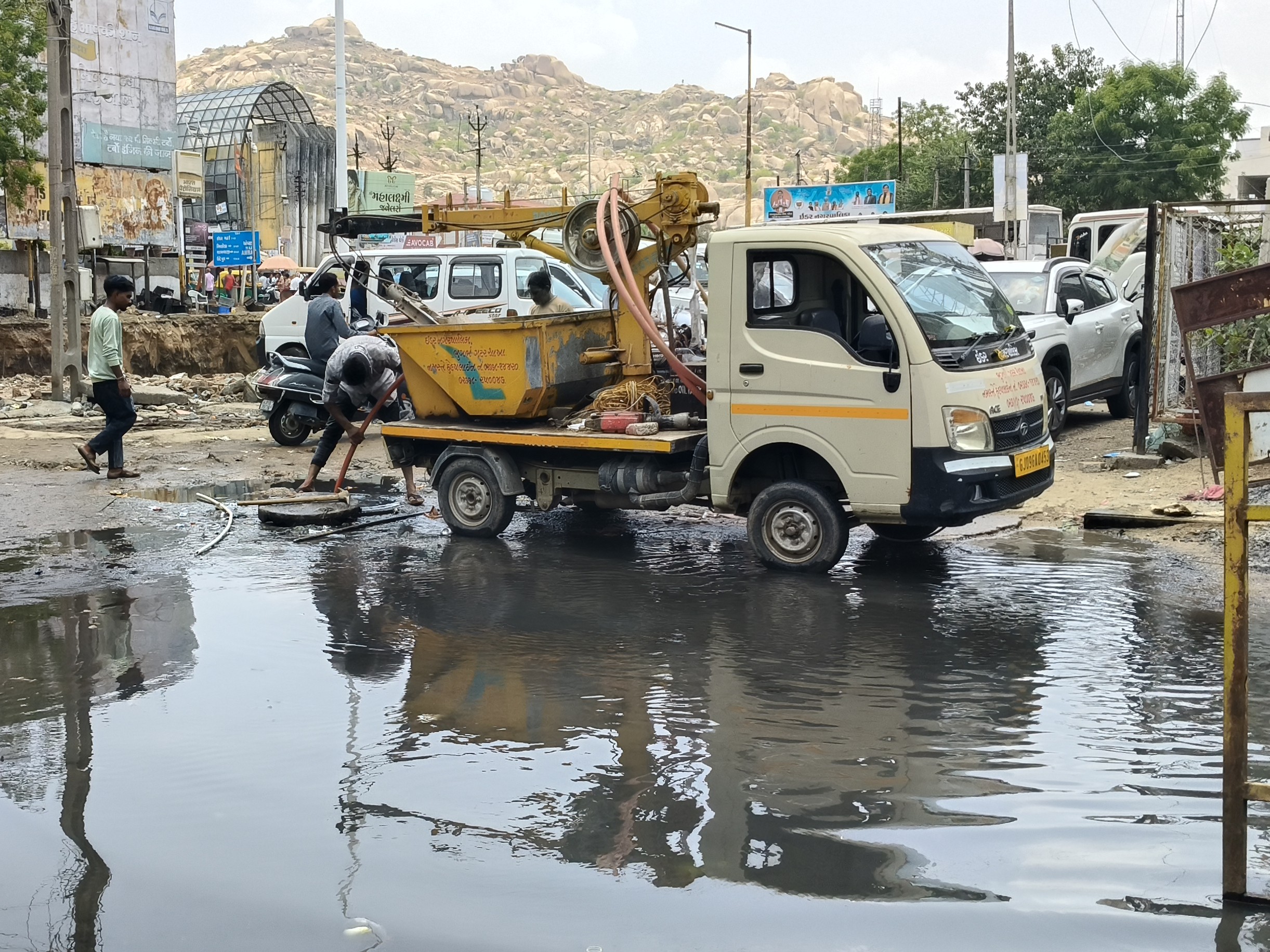 Idar Taluka Panchayat Sewage Overflow; Merchants Suffer Stench