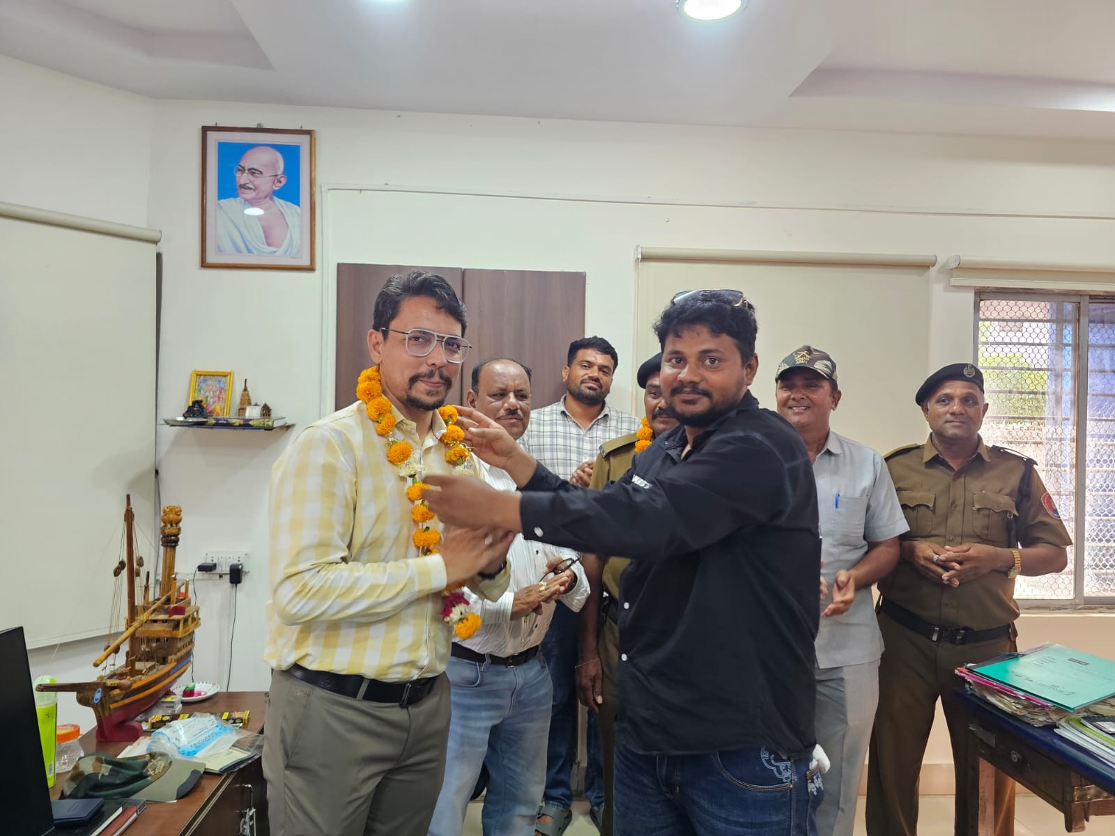 Veraval GISFS Guard Returns ₹50,000 Cash; Owner Honored