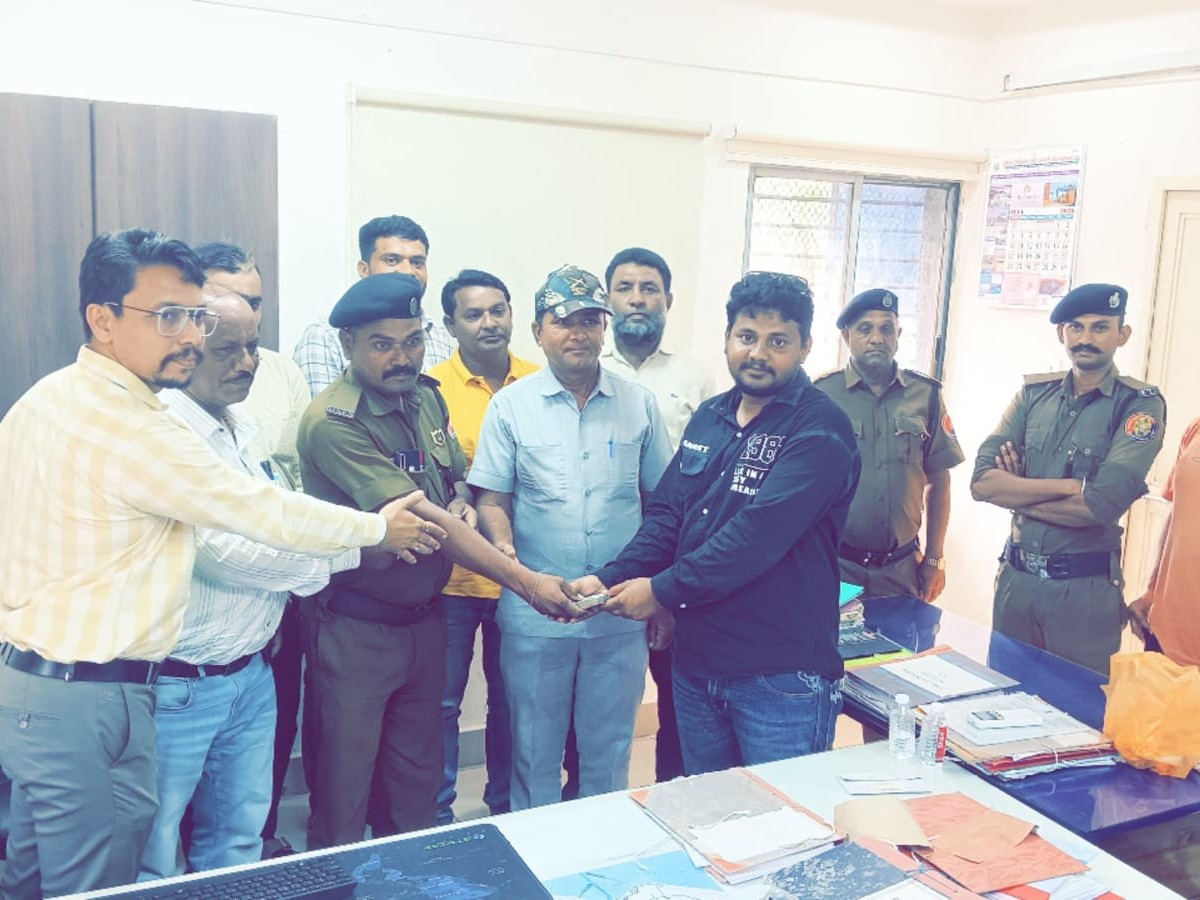 Veraval GISFS Guard Returns ₹50,000 Cash; Owner Honored