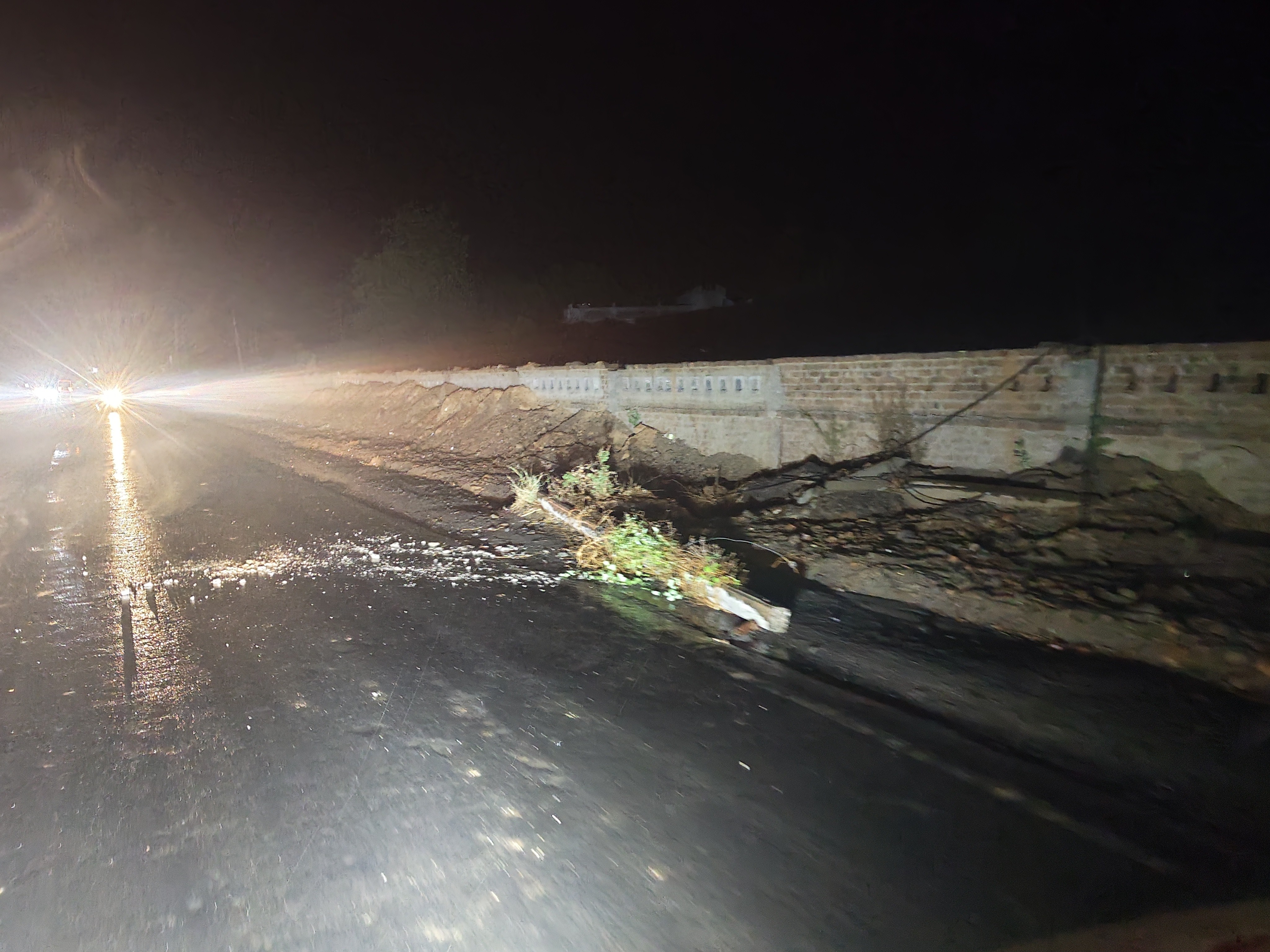 Sanjeli Heavy Wind & Rain; Trees Fall, Traffic & Power Hit