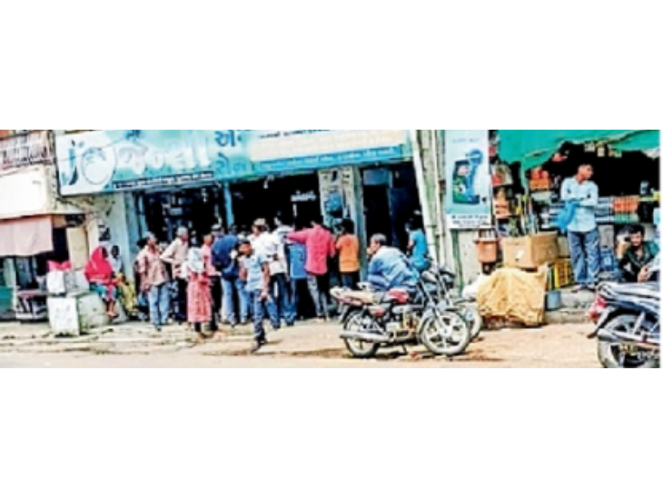 Farmers were forced to take other fertilizers along with urea, an open ...
