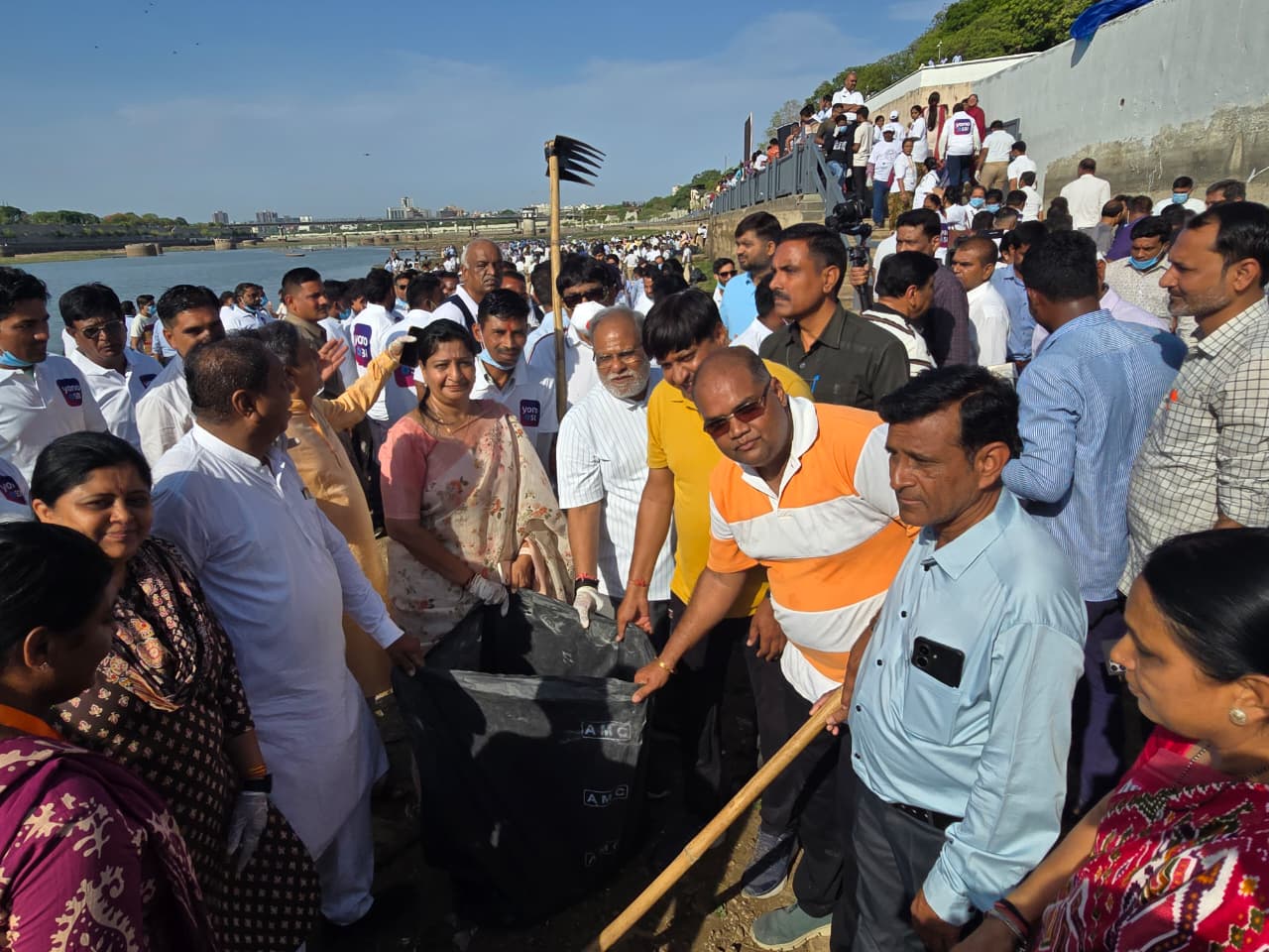 Sabarmati River Cleanup: Photoshoot Drama by BJP Ministers & MLAs