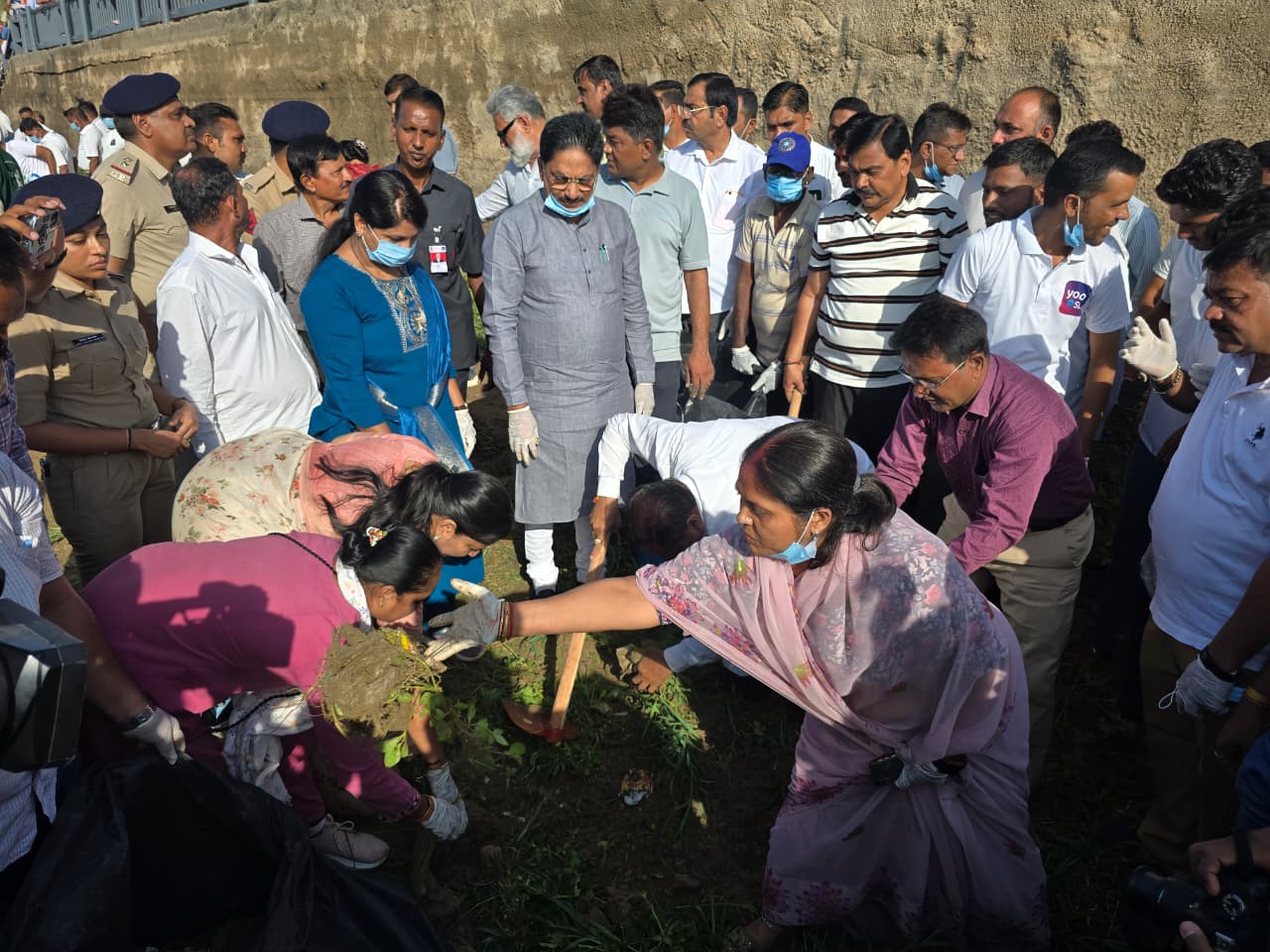 Sabarmati Cleaning Drive: BJP Ministers, MLAs Photo Session Sparks ...