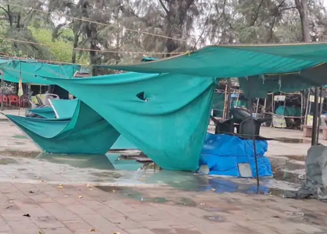 Rain with wind speed of 50 kmph in Valsad district, minor damage to ...