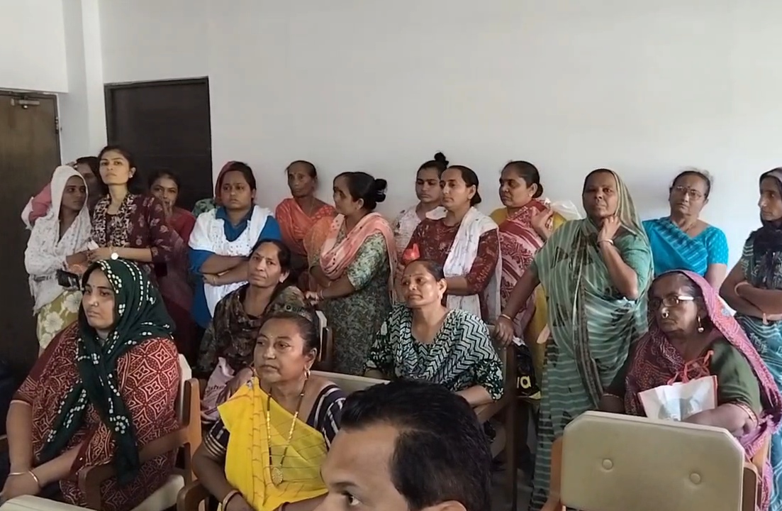 Santapur Damper Accident Woman Death; Villagers Protest Junagadh ...