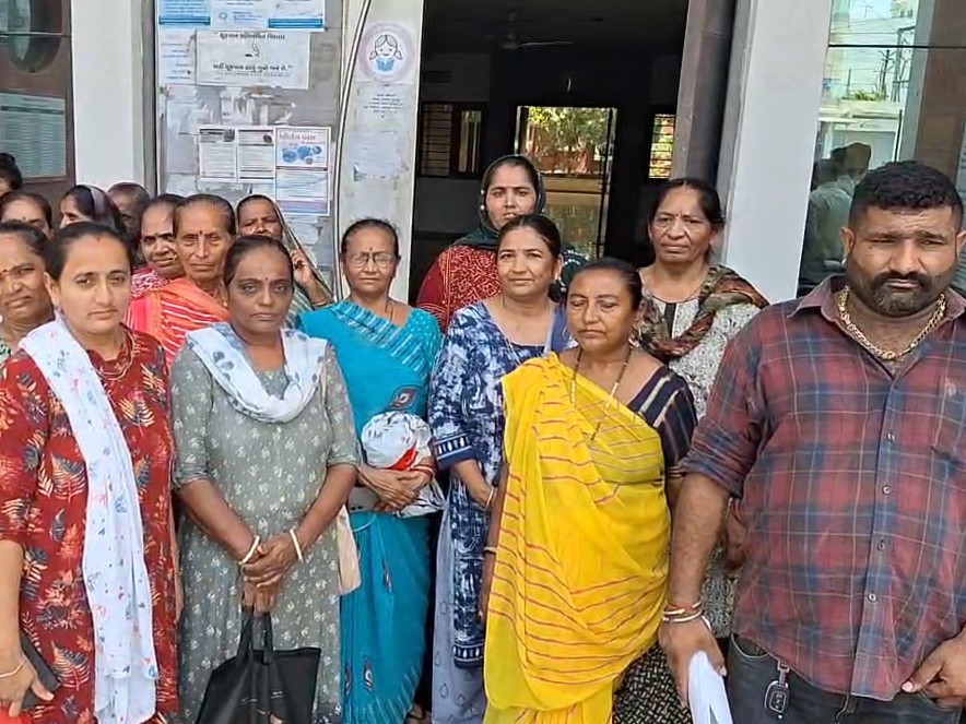 Santapur Damper Accident Woman Death; Villagers Protest Junagadh ...