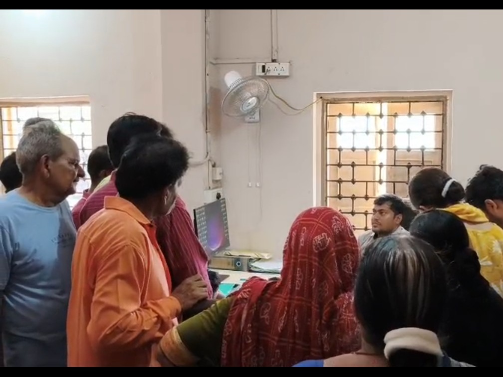Veraval Residents Protest PGVCL Over Power Cuts | Ambaji Feeder Overload