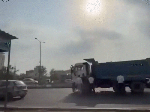 SG Highway Accident: Damper Hits Car, Driver Flees | Ahmedabad VIDEO