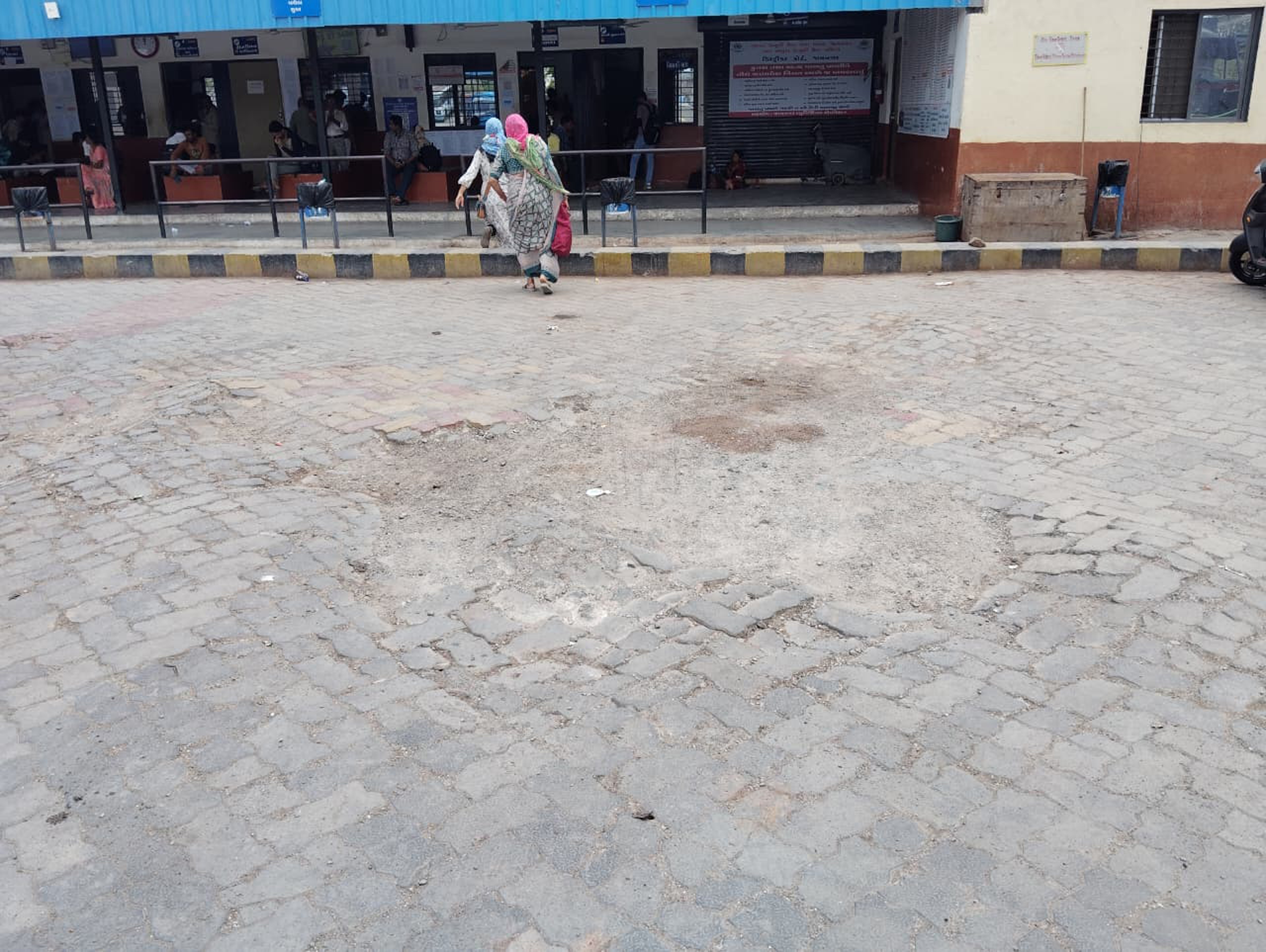 Huge potholes on the platform of the temporary ST depot, great anger ...