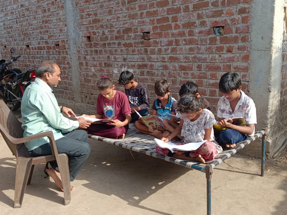 Anil Guruji Teaches Kids Via Activities | Boridra Primary School