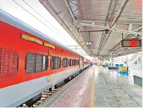 The train going from Bhavnagar to Haridwar departs from platform no. 3 ...