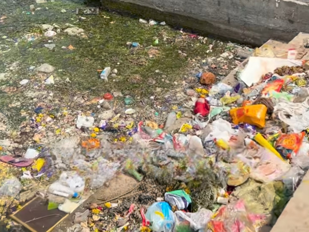 Dakor Gomti Lake Filth Sparks Devotee Hardship | Adhik Maas
