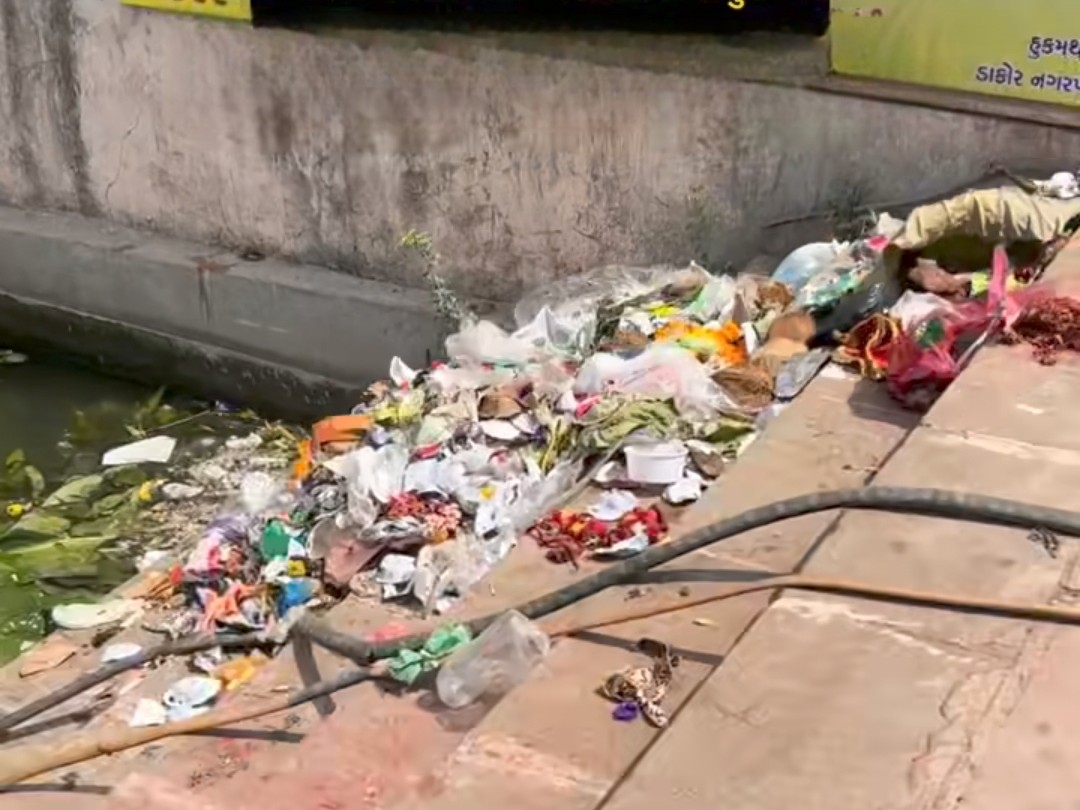 Dakor Gomti Lake Filth Sparks Devotee Hardship | Adhik Maas