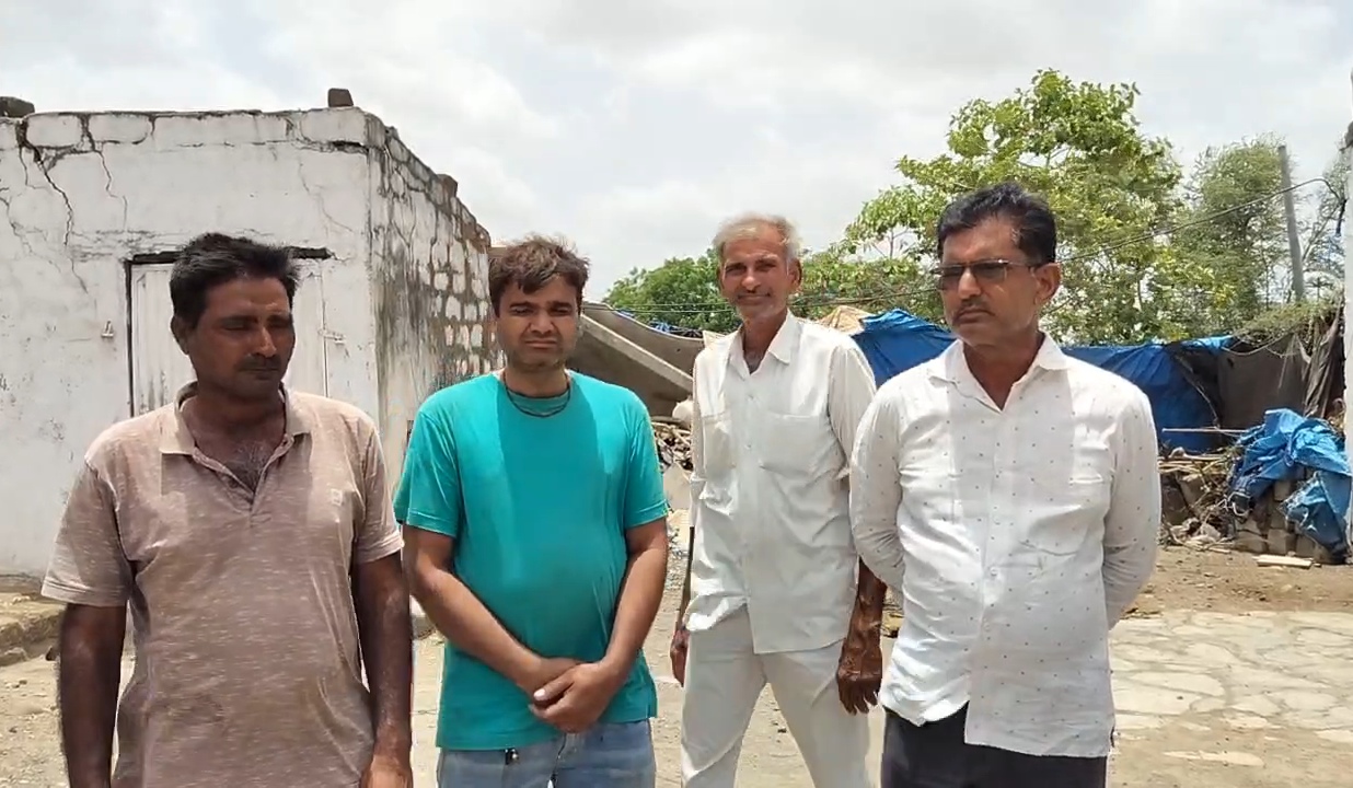 Vanthali Wheat Procurement Crisis; Farmers Face Distress | Rain Fear