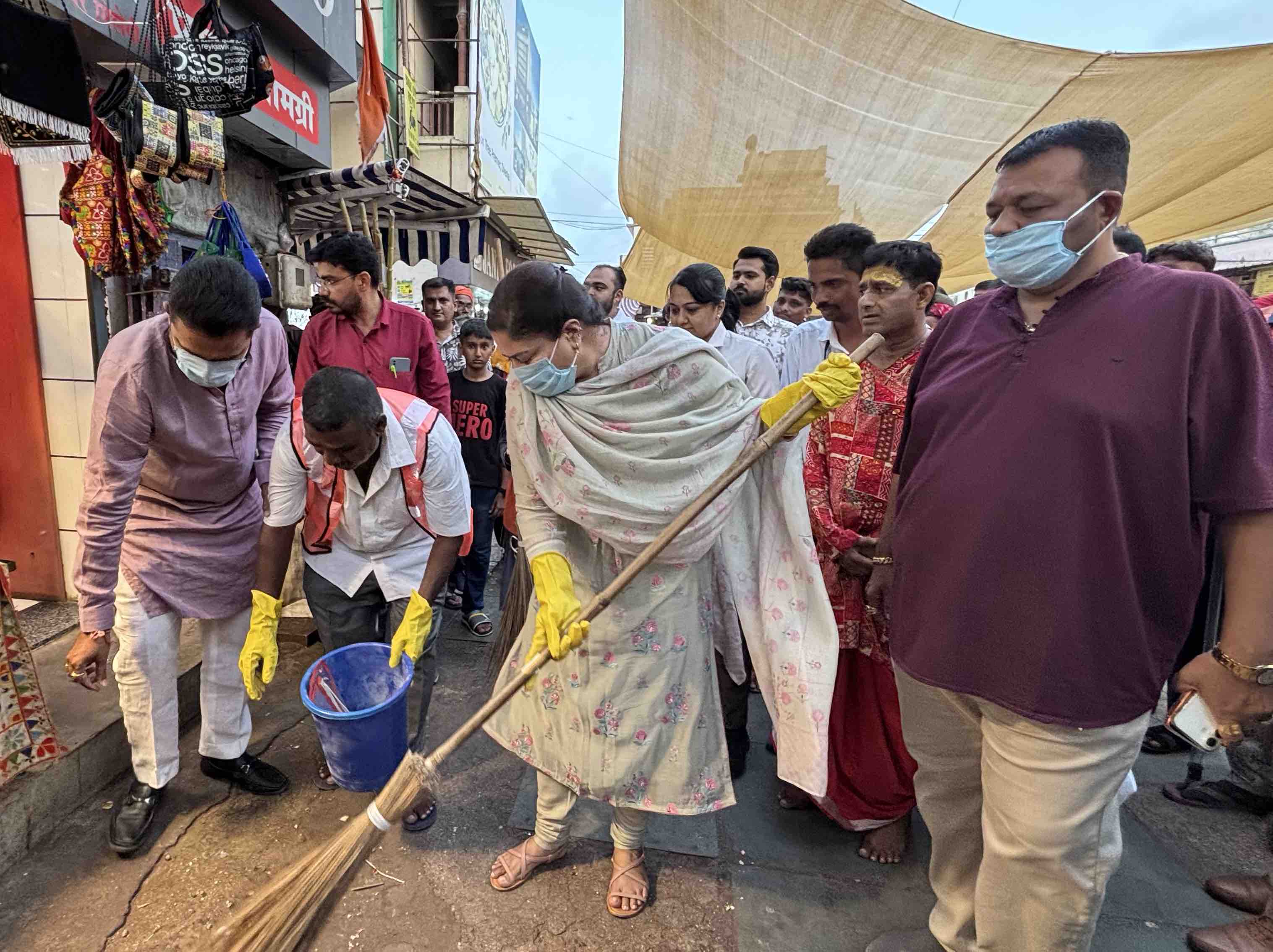 Dwarka Prayer, Gomti Aarti & Swachhta Abhiyan for PM Modis Long Life