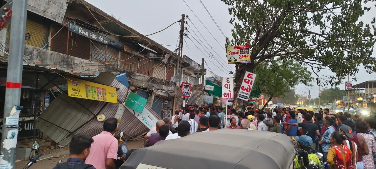 Modasa Town Hall Shopping Mall parapet collapses, three injured ...