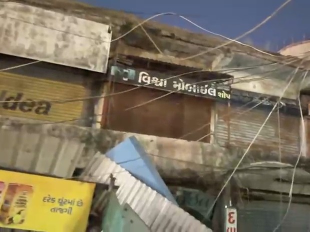 Modasa Town Hall Shopping Center Parapet Collapses; One Injured