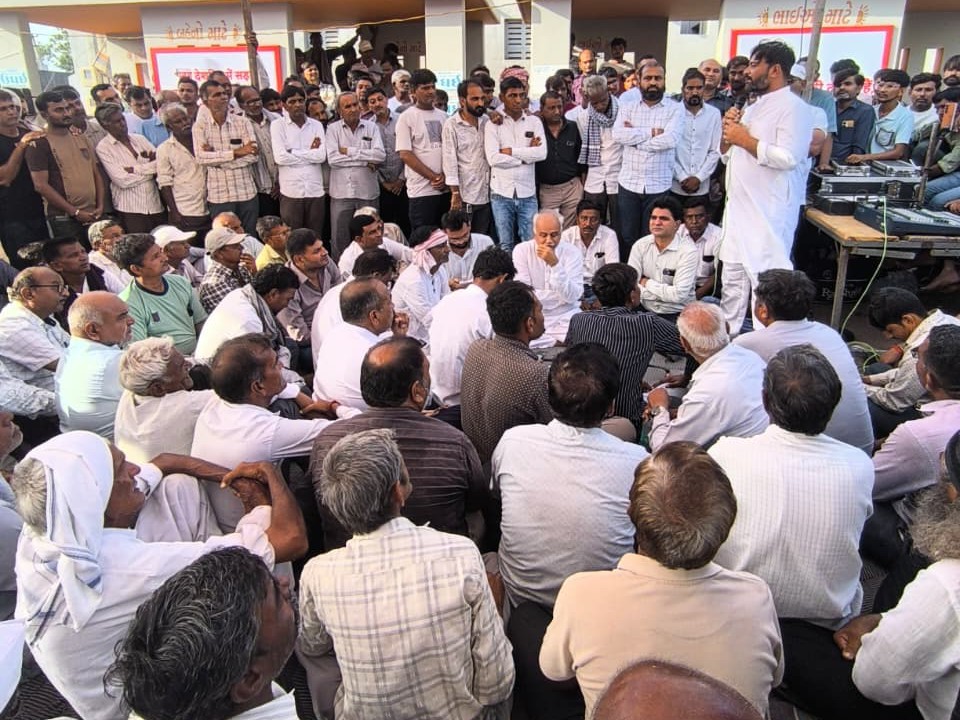 Morbi Farmer Protest: Ishudan Gadhvi Supports Power Pole Compensation ...