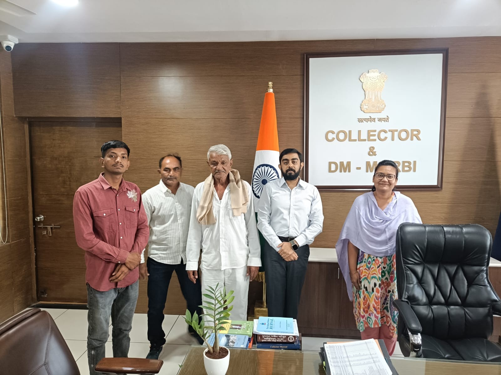 Malia Collector & DDO Honour Donor Subhanbhai Sanghvani for School Land ...