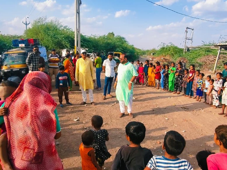 Botad Kesar Mango Distribution for Kids | Shramvistar Children Receive ...