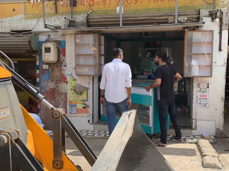 Navsari: Eru Char Rasta Encroachments Removed by JCB