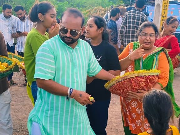 Botad Kesar Mango Distribution for Kids | Shramvistar Children Receive ...