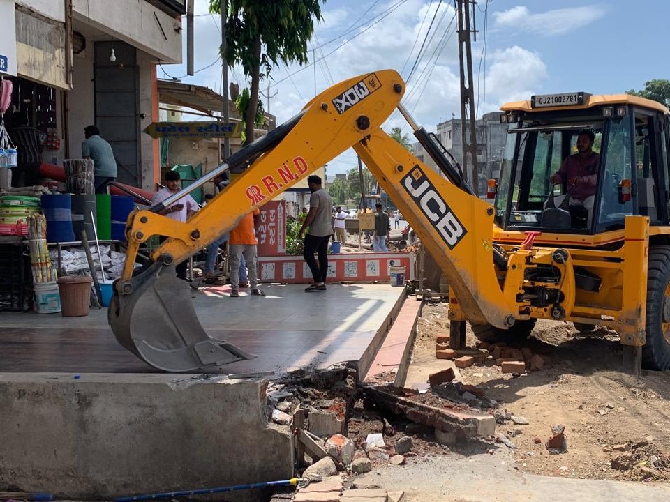 Navsari: Eru Char Rasta Encroachments Removed by JCB